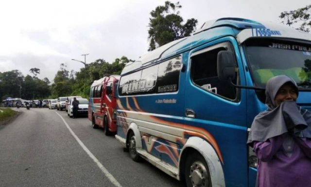 Jalan Padang-Jambi Kembali Macet 7 Kilometer, Ini Penyebabnya… - BRITO.ID
