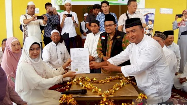 Ucapkan Dua Kalimat Syahadat, Gadis Cantik Putu Dibimbing Kombes Edi ...